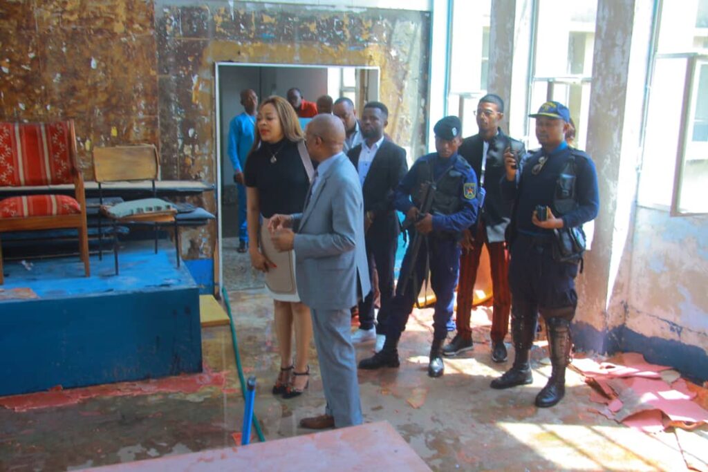 Le Recteur Jean-marie KAYEMBE NTUMBA a reçu dans son cabinet de travail ...