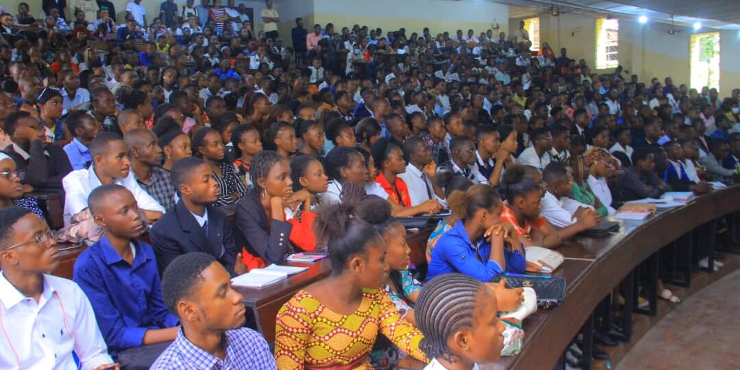 Accueil des nouveaux étudiants à l'Université de Kinshasa par le Comité ...