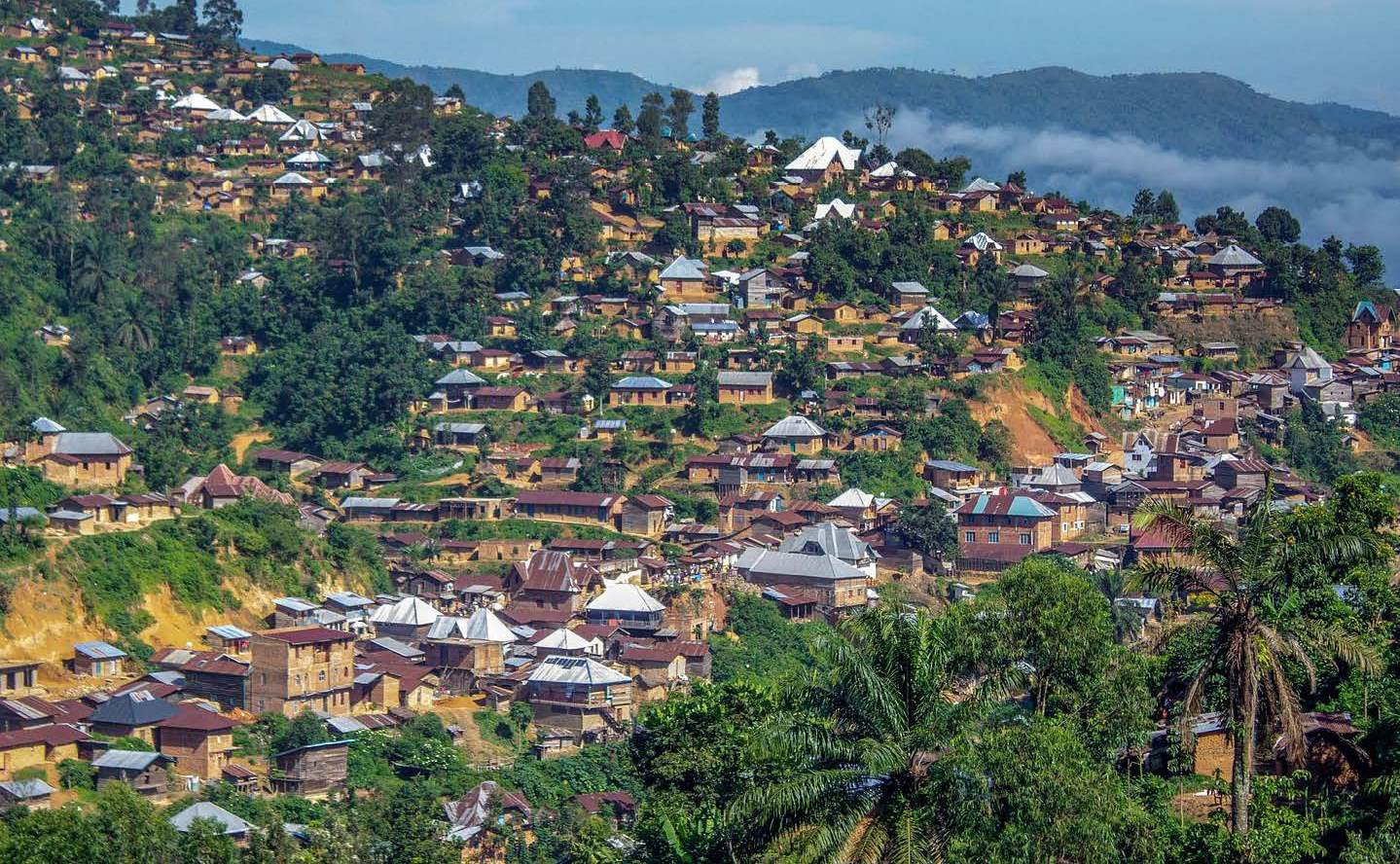 Le Professeur Jacques Emina en conférence à l'Université de Liège, en ...
