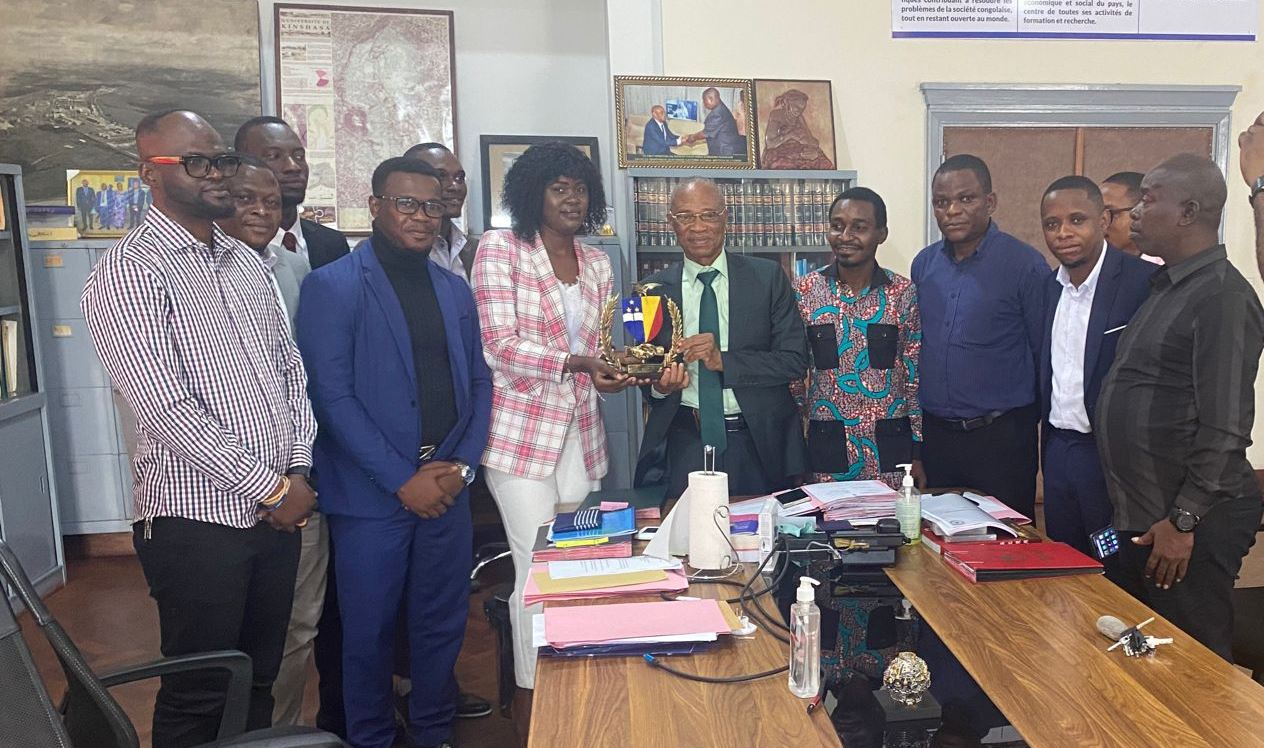 Le leadership du Recteur KAYEMBE salué par un groupe d'Assistants de l ...