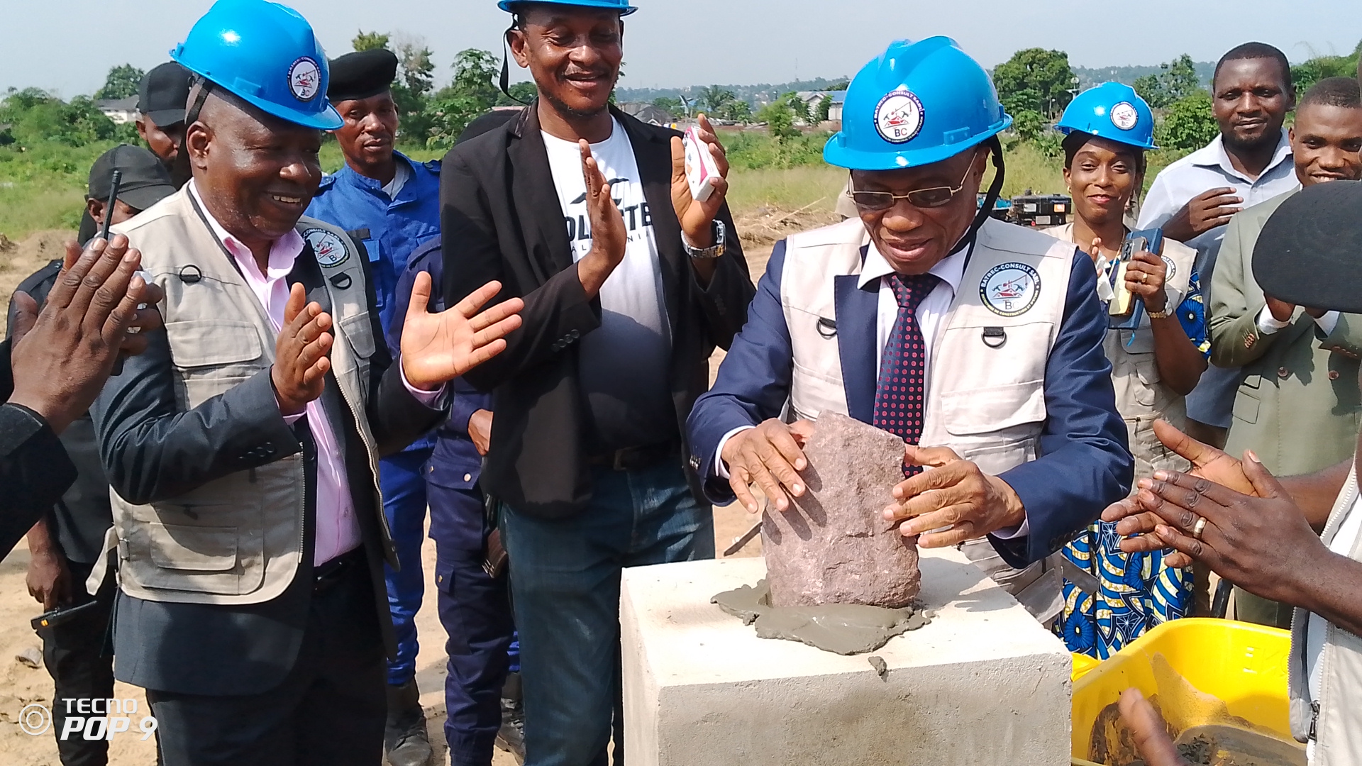 Pose de la première pierre du bâtiment devant abriter l’usine d’eau ...