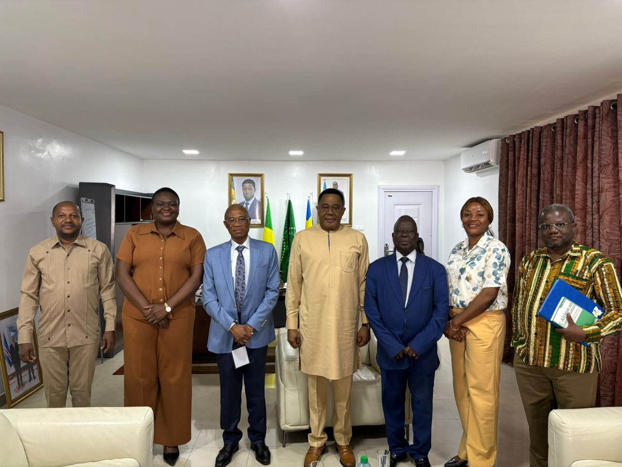 L'Ambassadeur Christophe MUZUNGU reçoit le Comité de Gestion de l ...