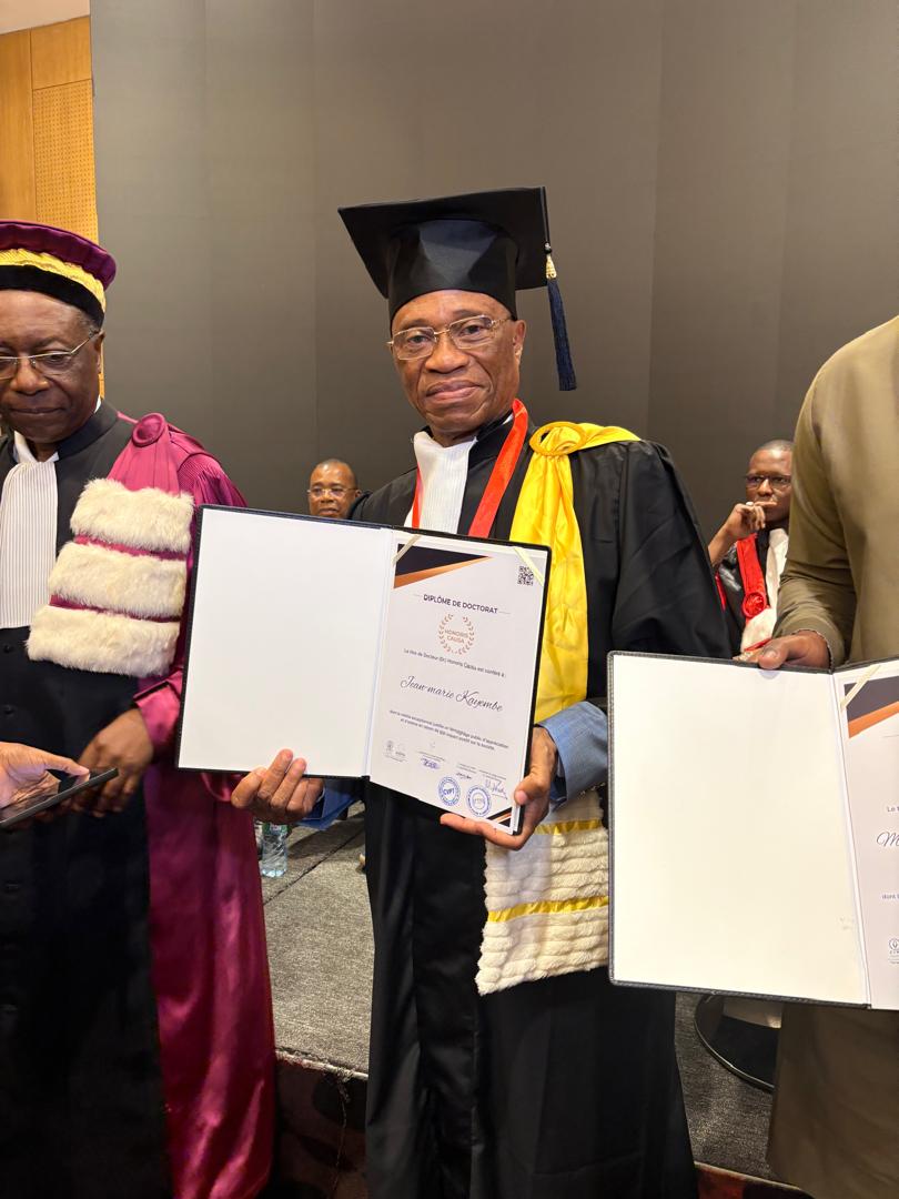 Le Recteur Jean-Marie KAYEMBE NTUMBA élève le drapeau de la RDC et de l ...