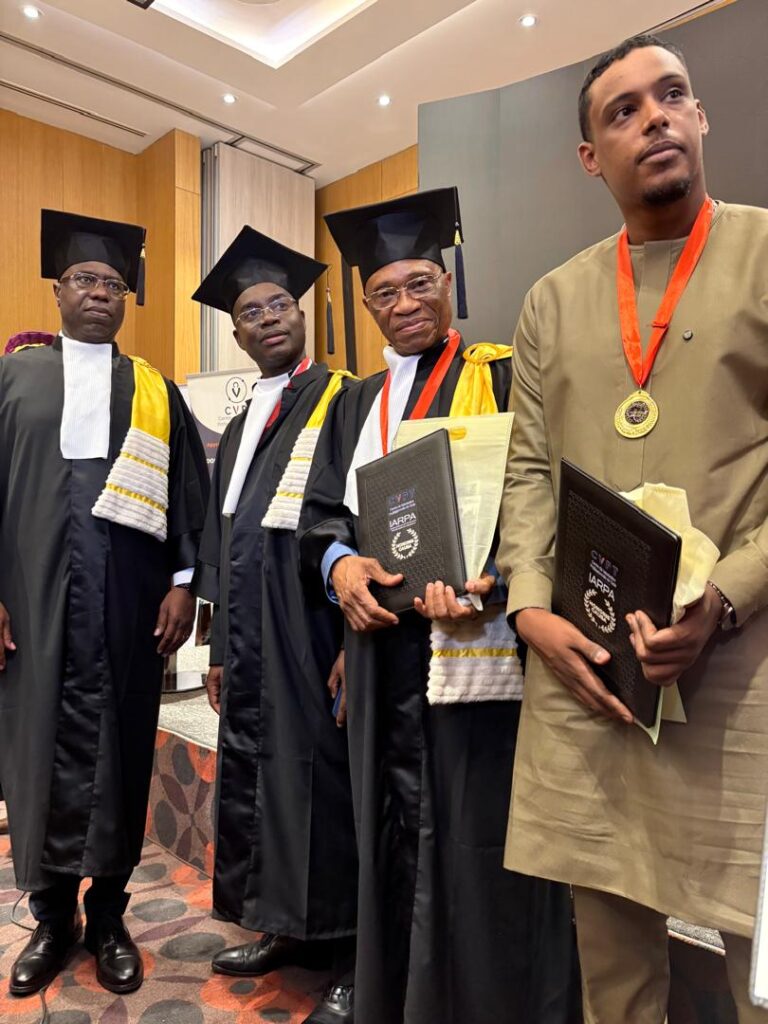 Le Recteur Jean-Marie KAYEMBE NTUMBA élève le drapeau de la RDC et de l ...